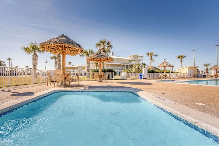 Relaxing Seaside Stay W/ Kitchen & Pool | 2 Villas - Galveston