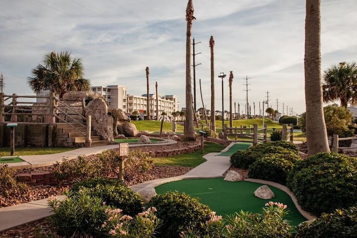 3 Units | Galveston Beach Condo W/ Kitchen - Galveston, TX
