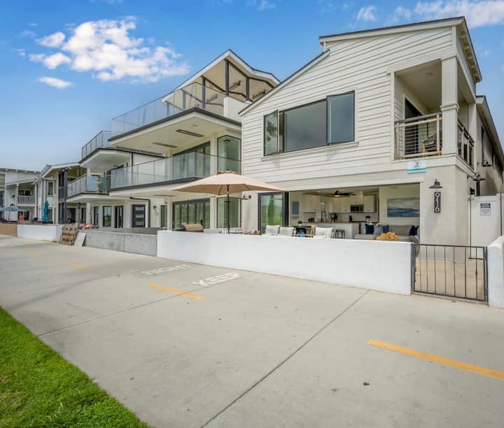 Patio On The Boardwalk Steps To The Ocean - Newport Beach, CA
