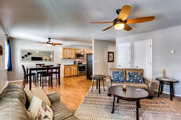 Charming Old Town Flat - King Bed Comfort - Fort Collins, CO