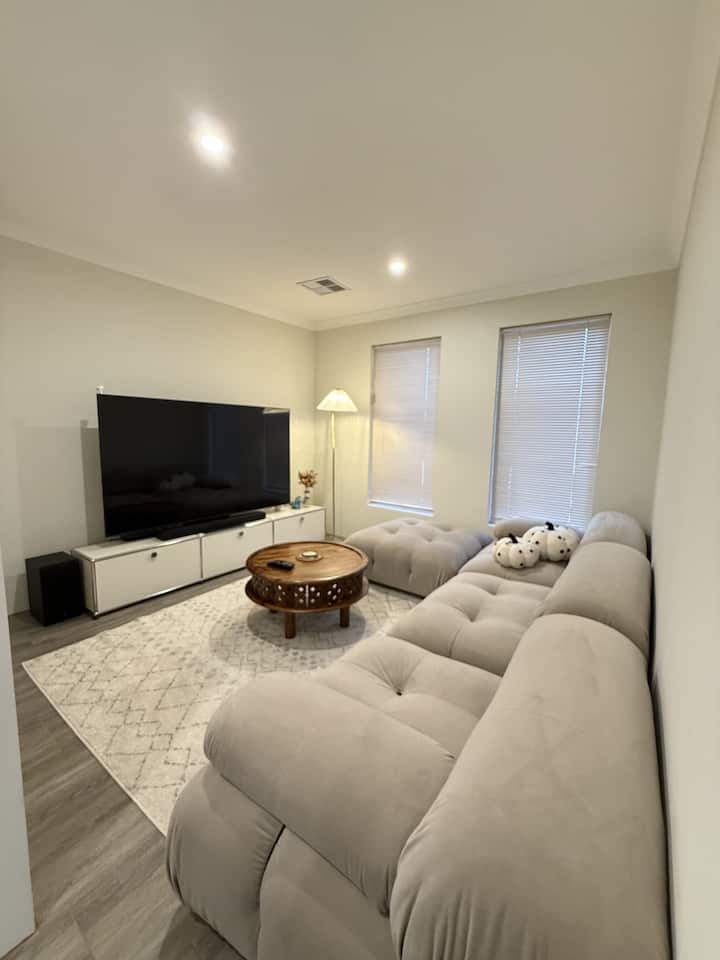 12 Beautiful Brabham Big Backyard 4br & Parking - Greenmount