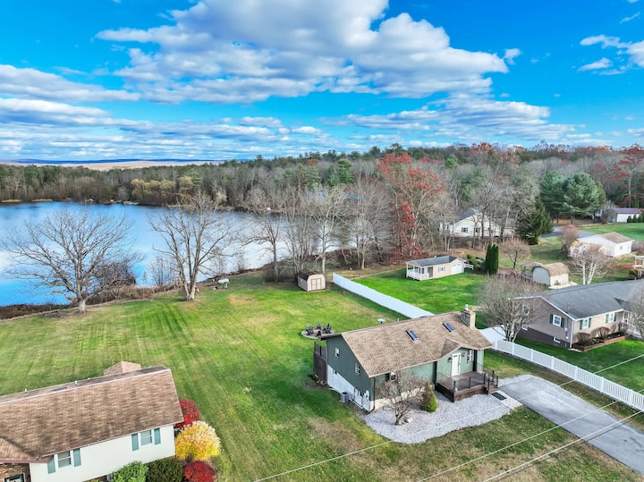 Lakefront Pocono Cabin | Massive Yard & Hot Tub - Lausanne Township