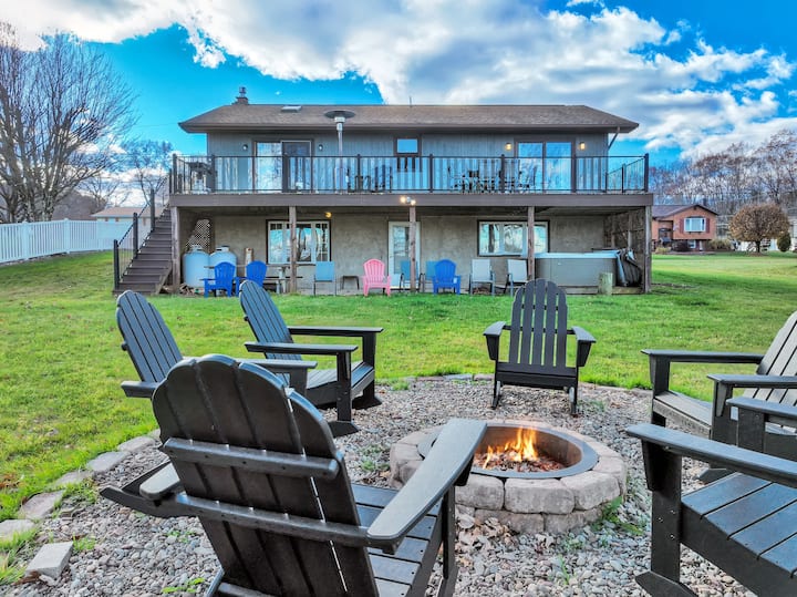 Lakefront Pocono Cabin | Massive Yard & Hot Tub - Lausanne Township