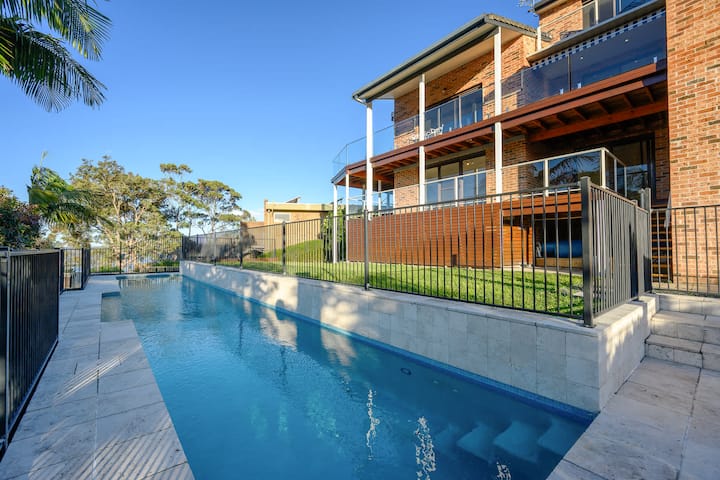 Coastal Luxury: 2br + Pool + Entertainer's Paradis - Gosford