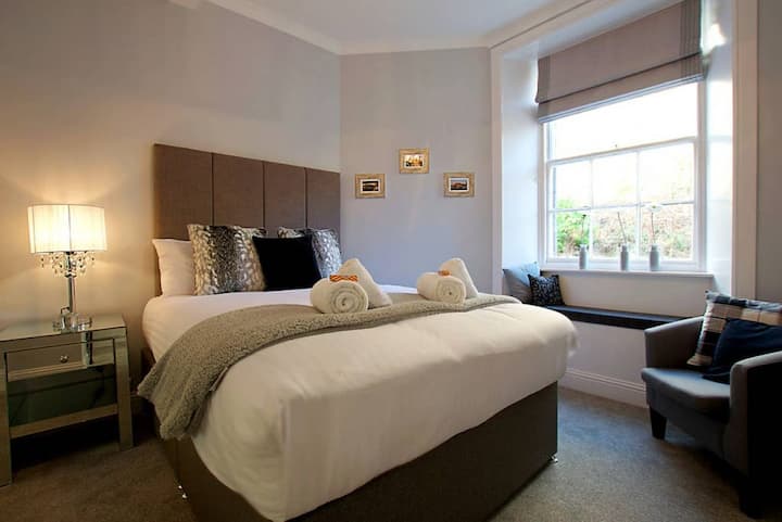 Inviting Flat Under The Edinburgh Castle - The Royal Yacht Britannia