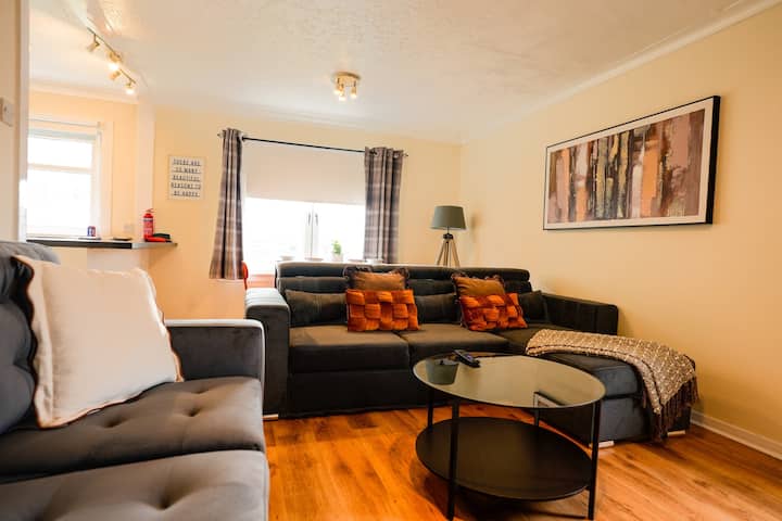 Snug Modern Apartment - Motherwell