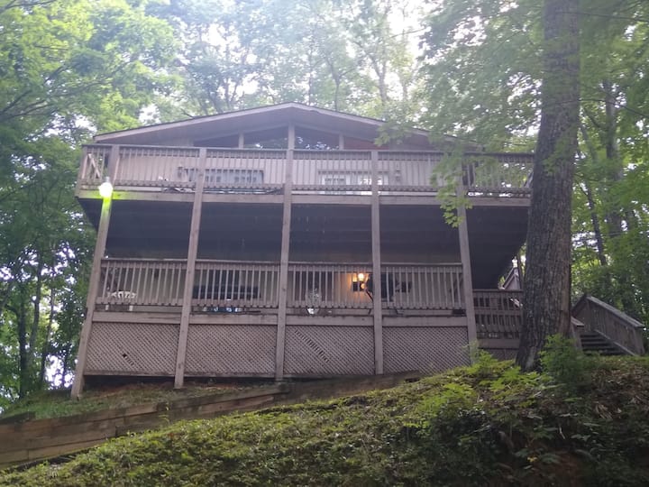 Gatlinburg Hideaway With Fireplace & Deck - Gatlinburg, TN