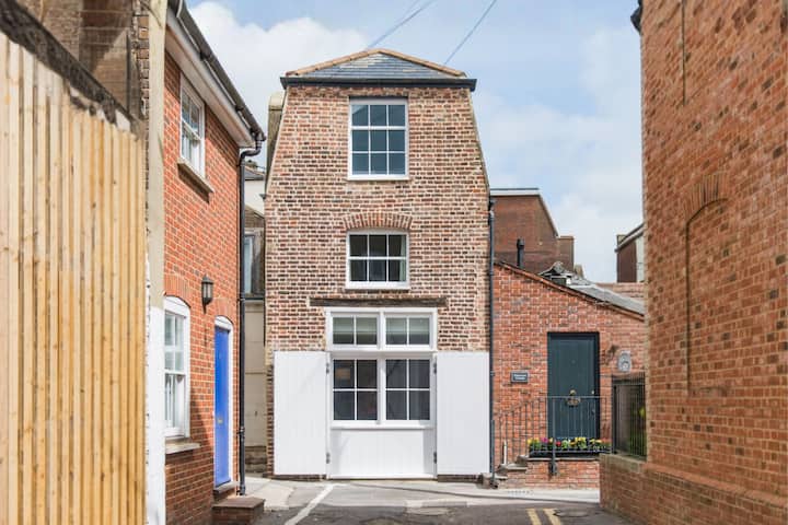 100 Yards From The Beach, With Parking Permits - Deal