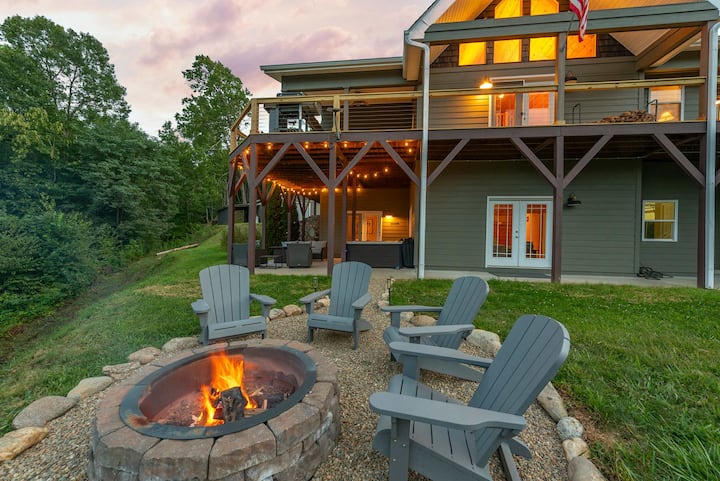 Stunning Mtn Views • Hot Tub • Firepit • Sleeps 10 - Maggie Valley, NC