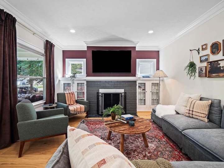 Spacious 4br In Kamm’s Corners| Game Room|sleeps 9 - Berea, OH