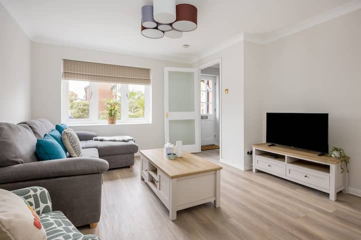 Shell Cove - With Sunny Rear Patio Near Harboursid - Poole