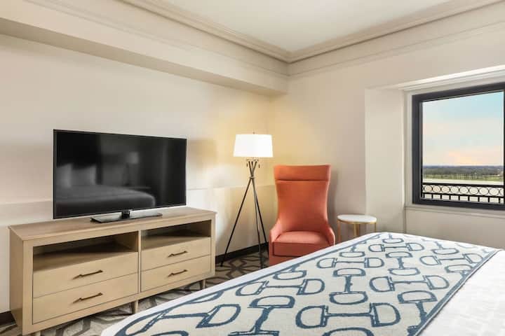 Spacious Suite Perfect For Downtown Retreat - Louisville, KY