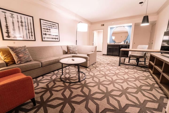 Galt House | Exec Suite 2 Queens | Pool | 2 Units - Louisville, KY