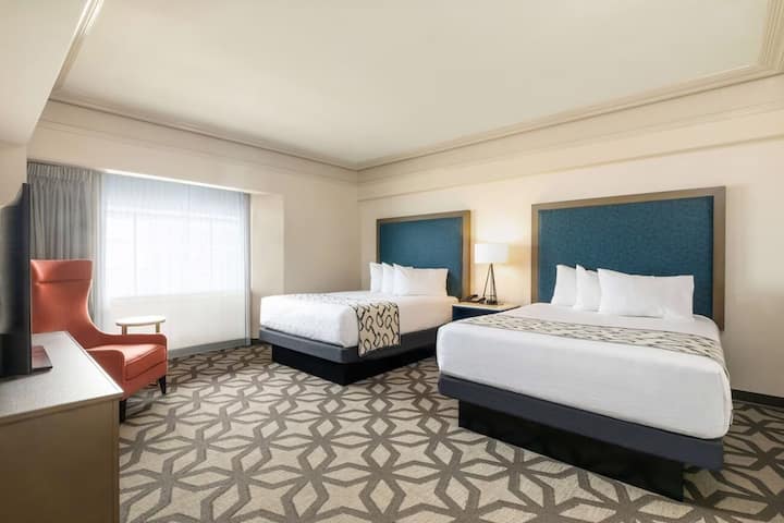 Dlx 2 Queen | Galt House | Pets Welcome | 2 Units - New Albany, IN