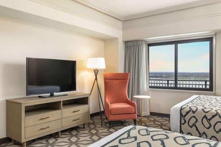 Galt House | Dlx 2 Queen | Rooftop Pool | 2 Units - New Albany, IN