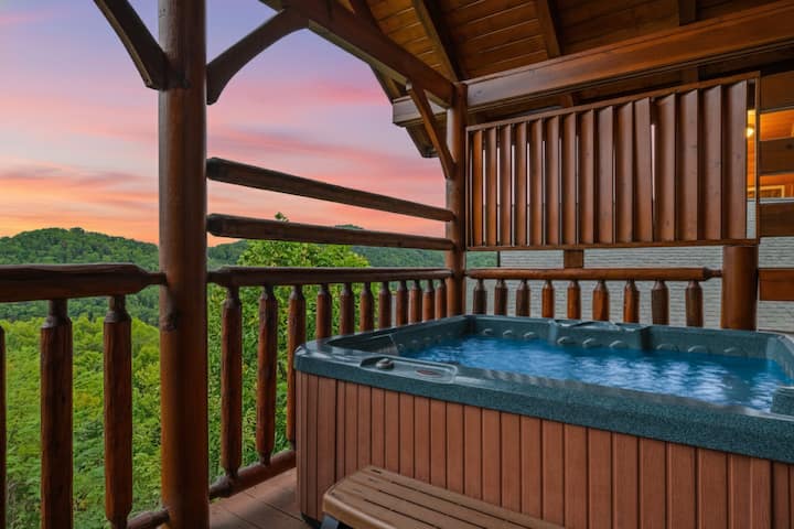 Resort Cabin W/mountain Views! Hot Tub + Game Room - Tennessee