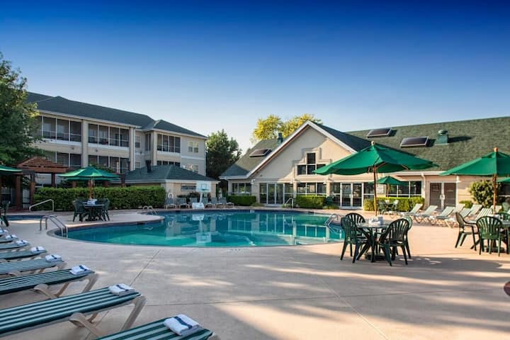 3 Tranquil Branson Rooms W/ Balcony & Fireplace - Branson, MO