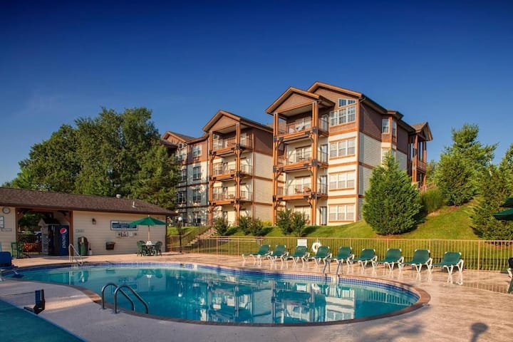 4 Private Ozark Rooms W/ Kitchen & Lounge - Branson, MO