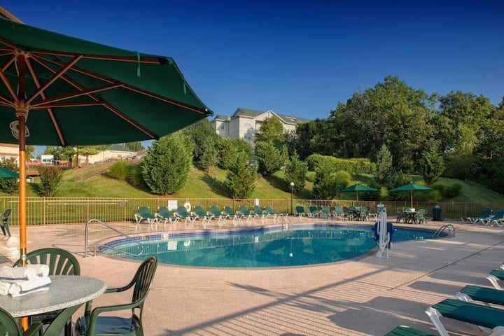 3 Tranquil Rooms With Deck, Views & Fireplace - Branson, MO