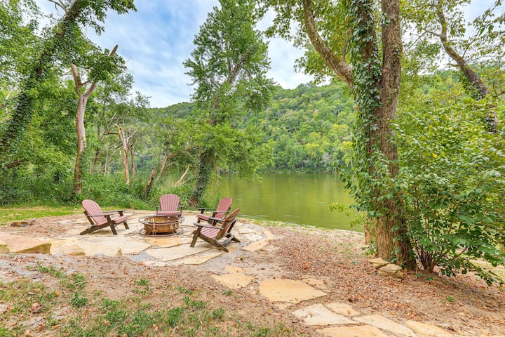 Relax On The River: Modern Mountain View Escape! - Arkansas