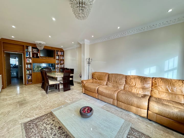 Luxury 8 Bed Home Near Luton Airport - Bedfordshire