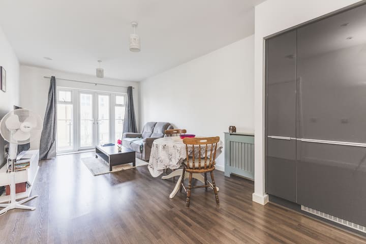 Modern Two-bedroom Flat, Fully Equipped - 海斯