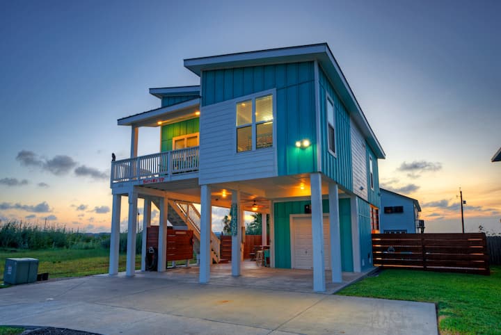 Mins To Beach + Firepit, Bbq + Games | Bottoms' Up - Port Aransas, TX