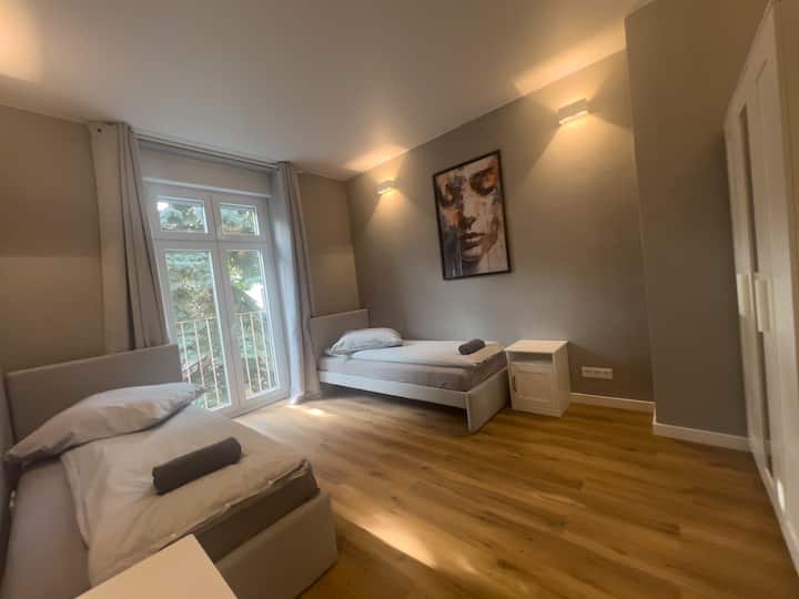Modernes Apartment Mit 2 Schlafzimmern Und Küche - Francfort-sur-le-Main