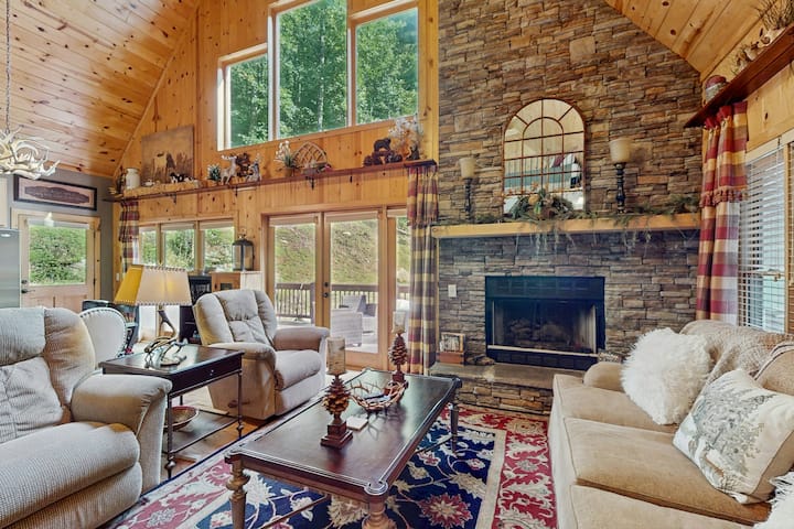 Cozy Waterfront Home W/hot Tub, Swing, Firepit, - Dillard, GA