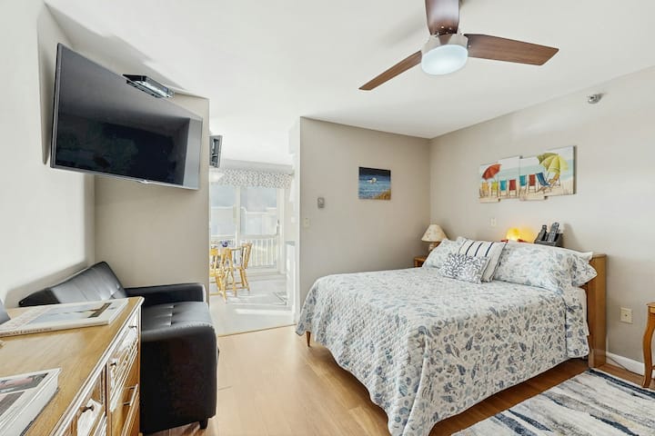 Studio Condo W/ Furnished Patio & Shared Pool - Wells, ME
