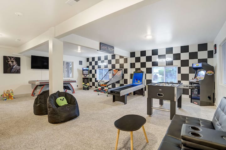 Champion Estate! Epic Game Room W/ Scenic Backyard - Colorado Springs, CO