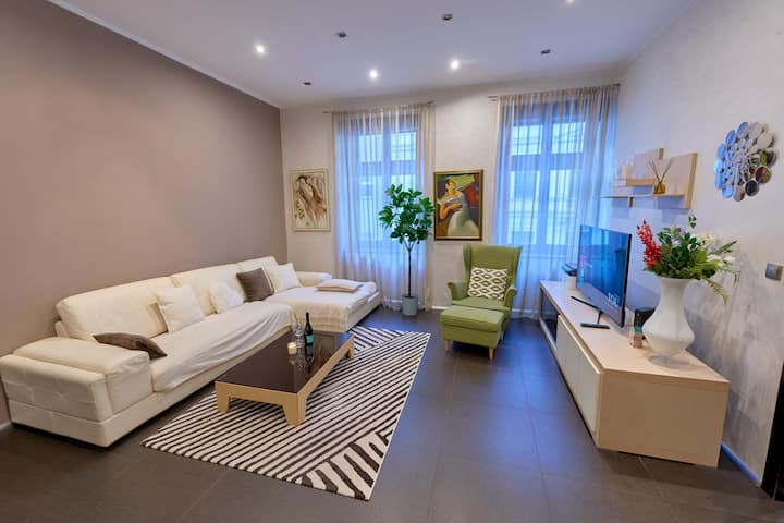Kafka Head | Super Central Luxury 3br Apartment - Prague