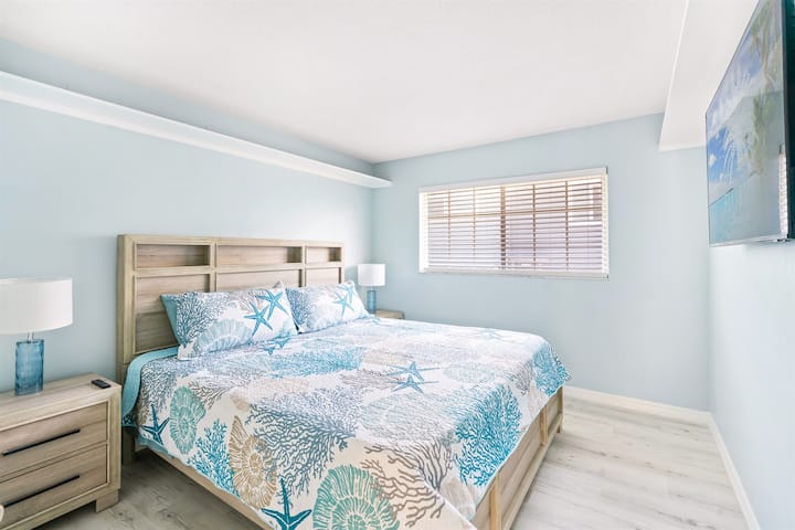 Beachy 2br W/ Beach Chairs  & Kayaks Unit 4 - Indian Rocks Beach, FL