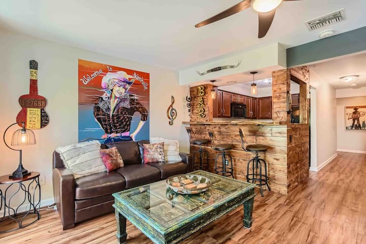 Music City Living - 2br/2ba Riverfront Paradise - Nashville, TN