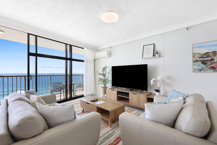Beachfront Stylish Apartment With Ocean Views - Surfers Paradise
