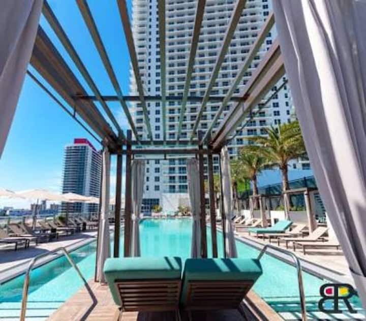 Oceanfront 2br/2ba • Hyde (Beach Service) - Hollywood, FL