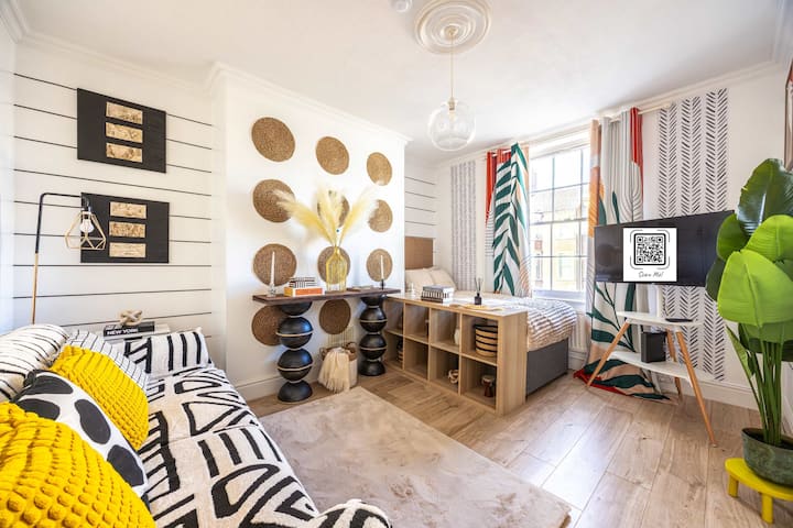 Stylish Apartment Steps From Lively Docks - Gloucester, UK