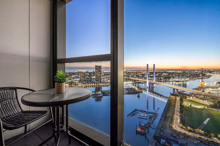 Skyline Luxe – 3br 3ba + Free Carpark & Views - Australia