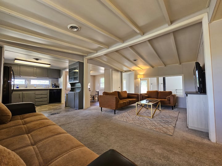 Modern Farm Home W/t Large Parking, Front Porch - Maryland