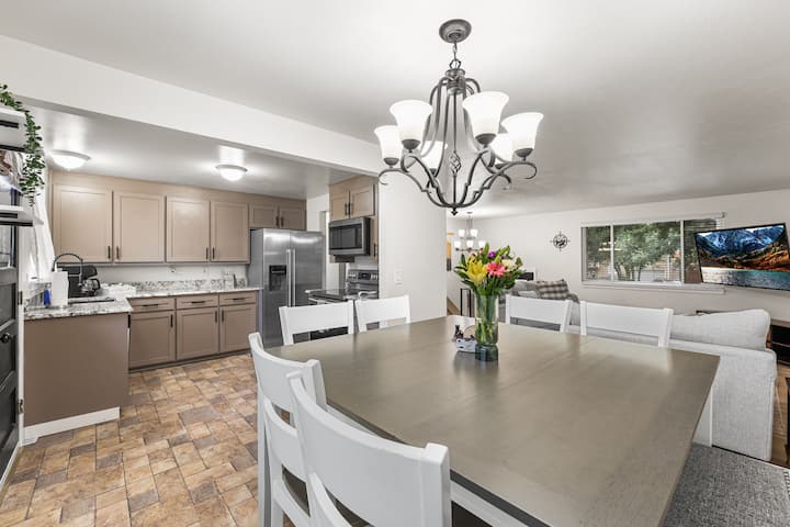 Castle Rock Home | Sleeps 13 | Bbq • Patio • Games - Castle Rock, CO