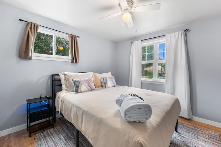 Castle Rock Home | Sleeps 13 | Bbq • Patio • Games - Castle Rock, CO