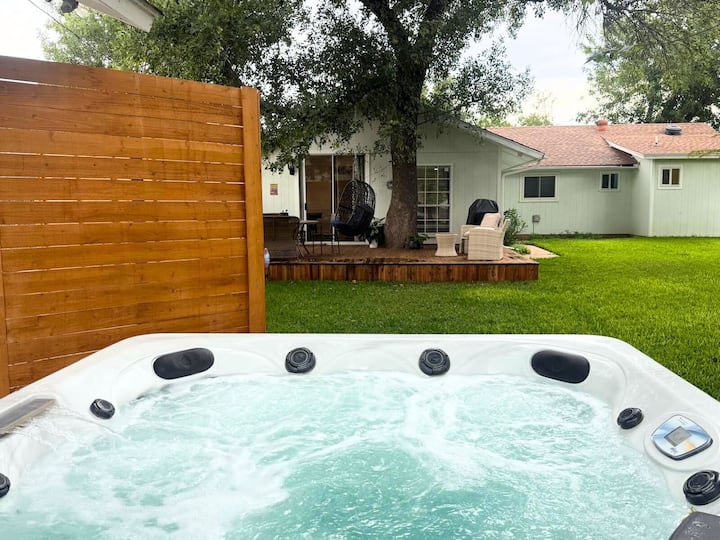 Modern 4br Retreat W/ Hot Tub & Huge Backyard - Leander, TX
