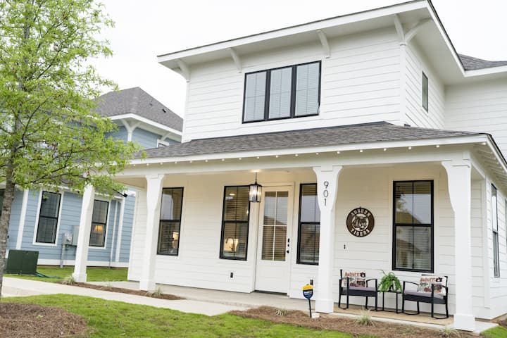 Wire Road Getaway – Sleeps 10 With En Suite Baths - Auburn, AL