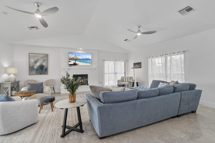 Bayfront Escape | Pool, Dock & 8-min To Beach - Bonita Springs, FL