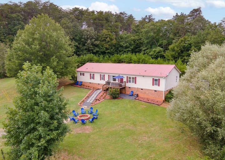 Fun! Game Room I Ping Pong I Fire Pit I Gas Grill - Mayo River State Park, Mayodan