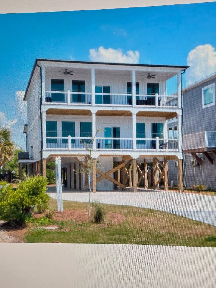 Beachwalk Haven Sleeps 14 & Parking For 8 - Oak Island, NC