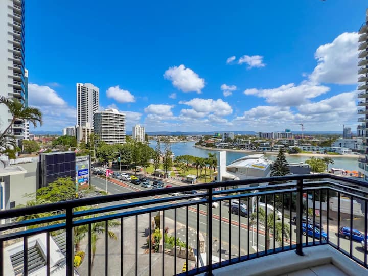 Chevron Escape - Surfers Paradise