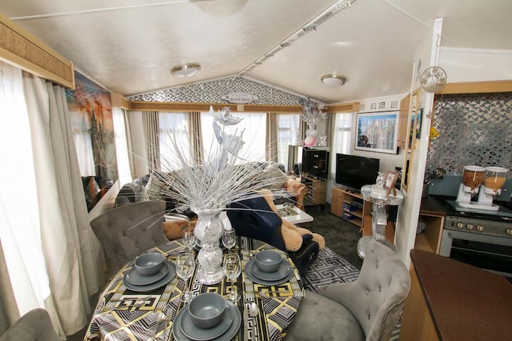 Caravan Beach Park - Sleeps 8, Parking & Pool - Dymchurch