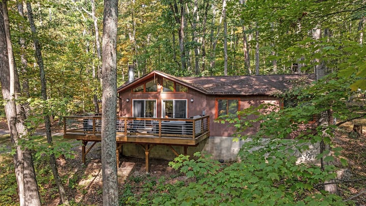 Wooded Nest, Cozy 3br Chalet Near Spas & Hiking - Berkeley Springs, WV