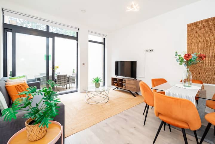 Modern & Luxurious Retreat In Acton W/ Great Links - London